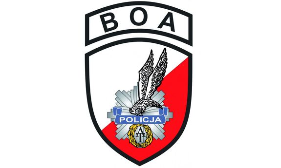 Policjanci z CPKP BOA uratowali cztery osoby, w tym trójkę dzieci ...