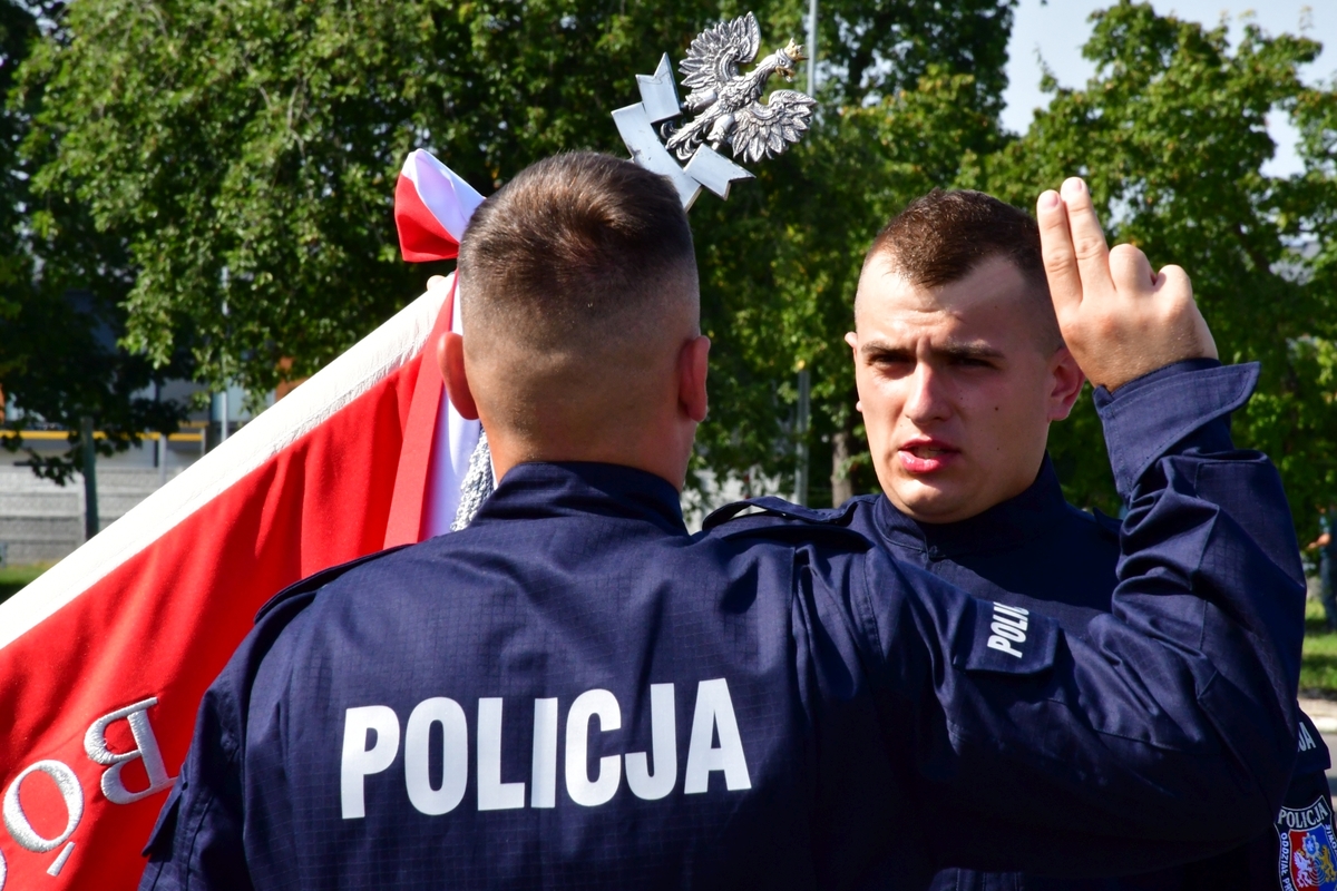 39 nowo przyjętych policjantów złożyło ślubowanie - Policja.pl - Portal ...
