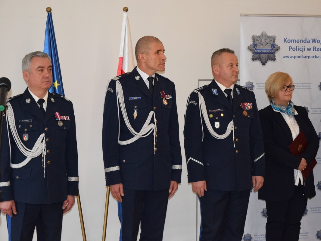 Nadinspektor Dariusz Matusiak pożegnał się ze sztandarem Komendy ...